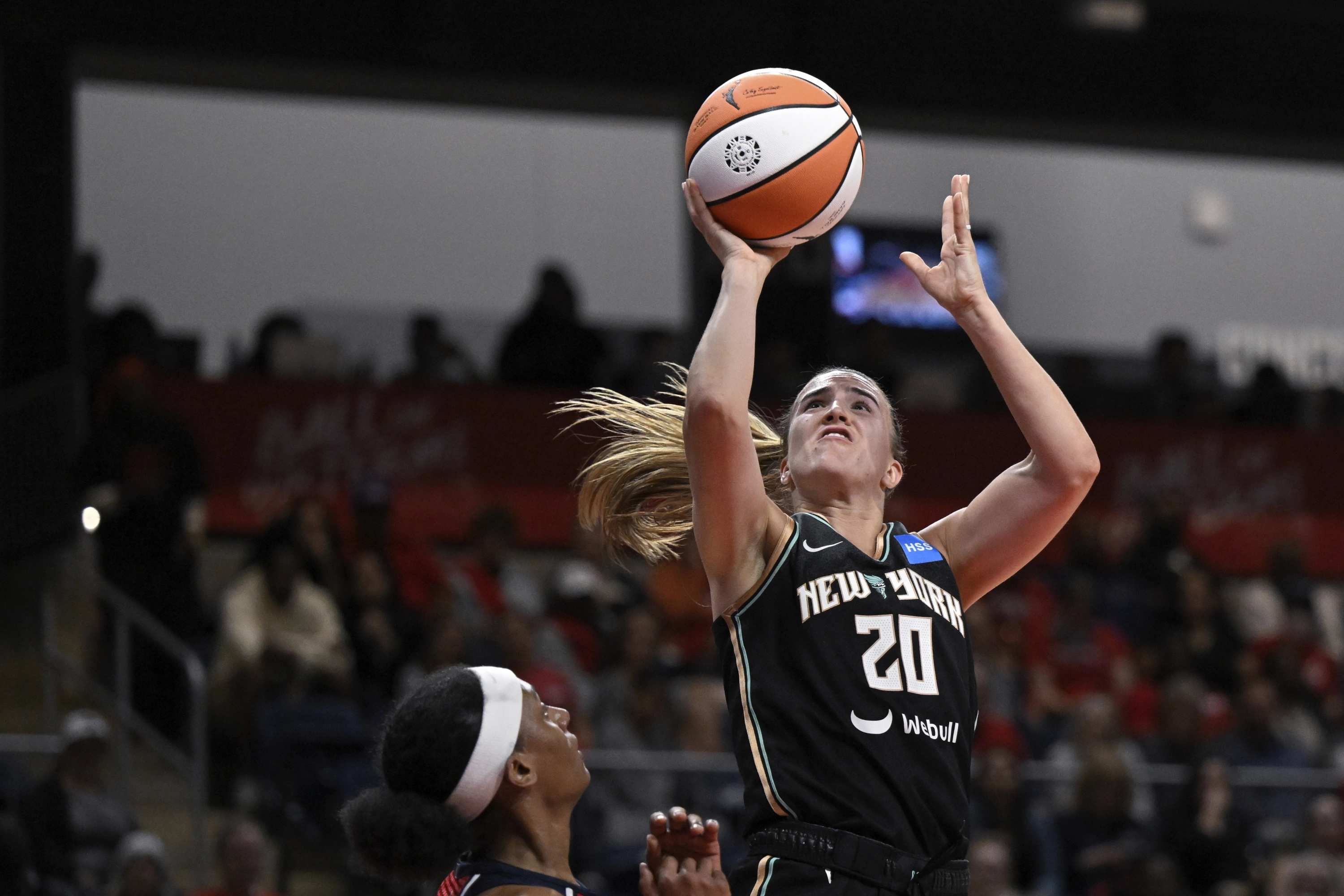 Sabrina Ionescu 'fulmina' a Curry con una histórica marca en el ...