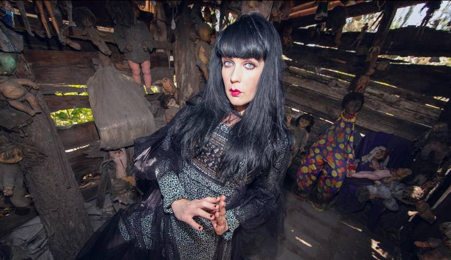 La cantante Brocarde, que se casó con un fantasma llamado Edwardo, se ...