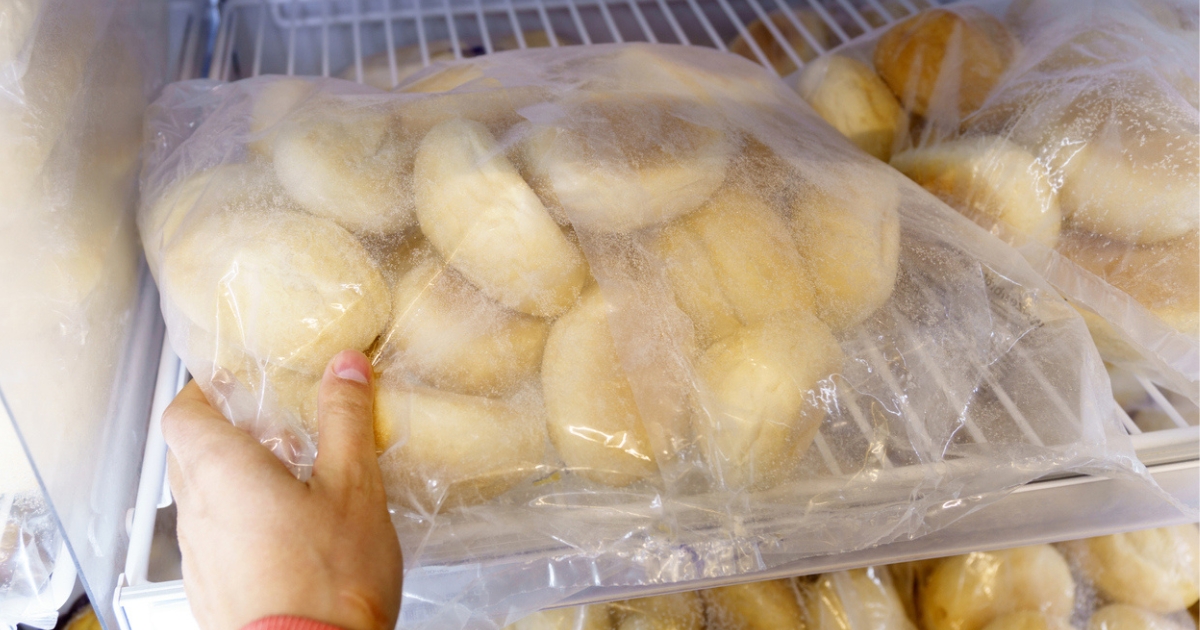 El truco infalible para devolver la textura perfecta a un pan que se ha ...