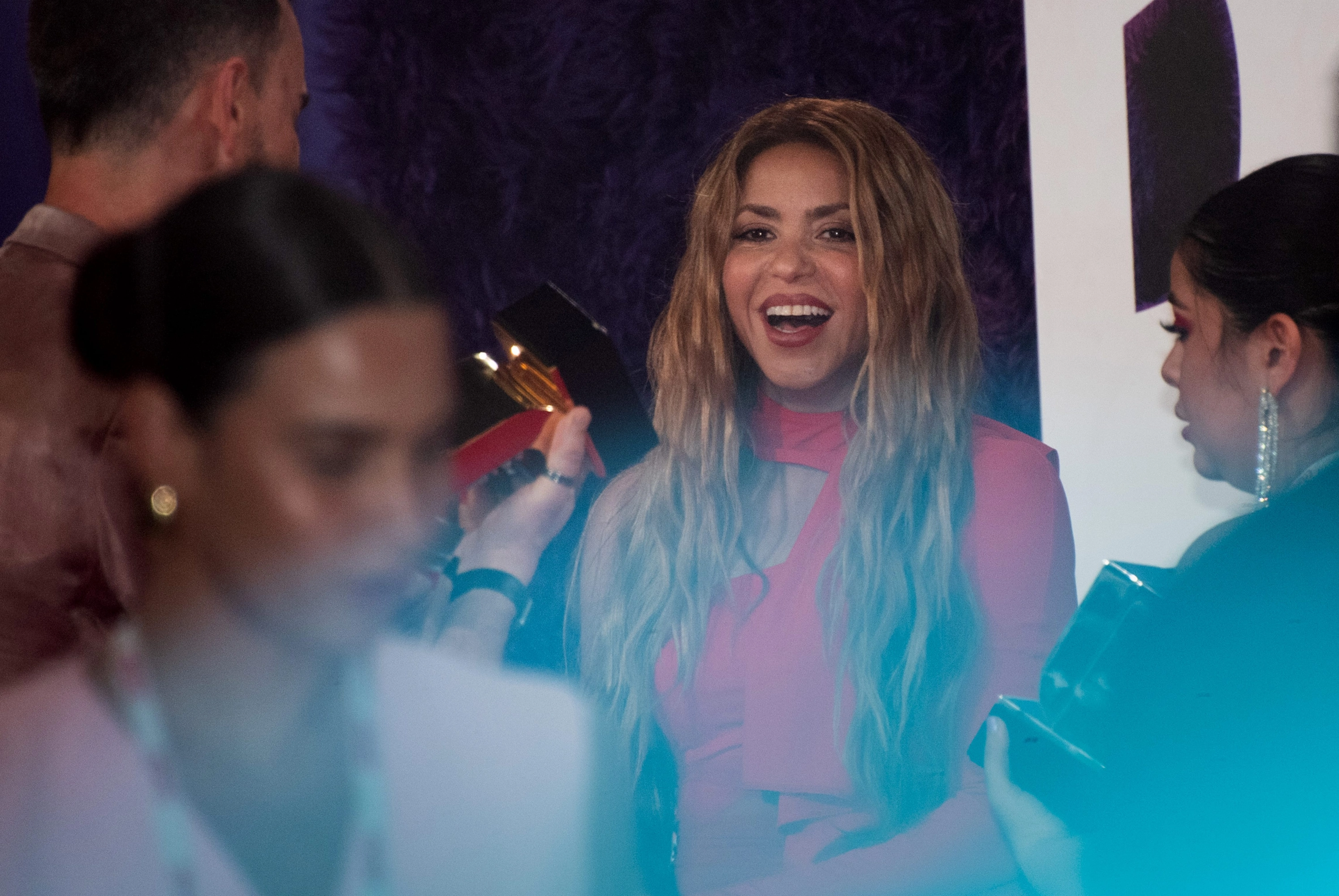 Shakira triunfa en los Premios Juventud con 8 galardones, seguida por Karol G y Peso Pluma