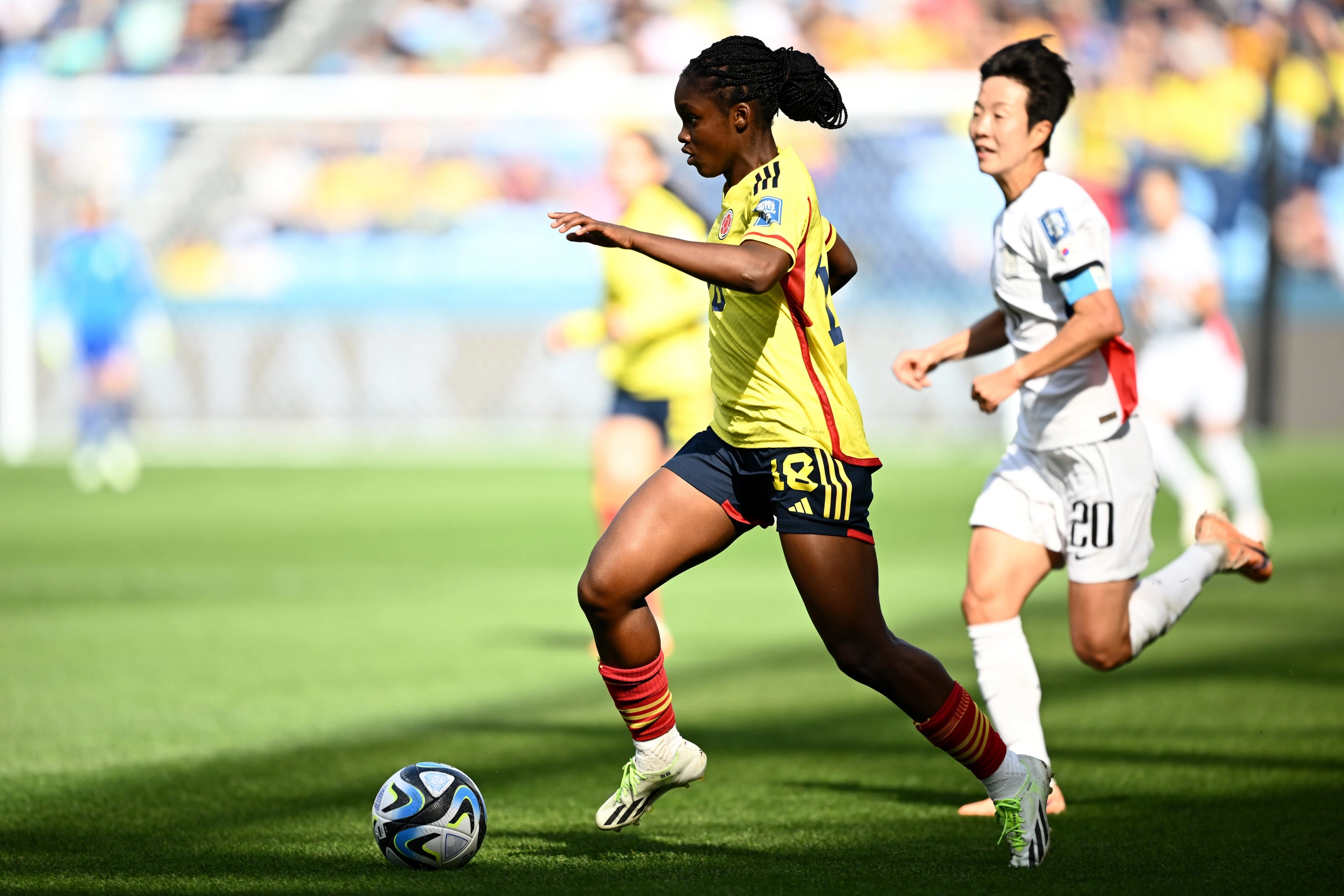 La colombiana Linda Caicedo, jugadora del Real Madrid, da un enorme susto al desplomarse durante ...