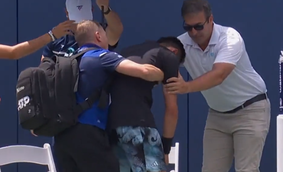 Susto en la ATP: un jugador se desmaya en pleno partido por el calor