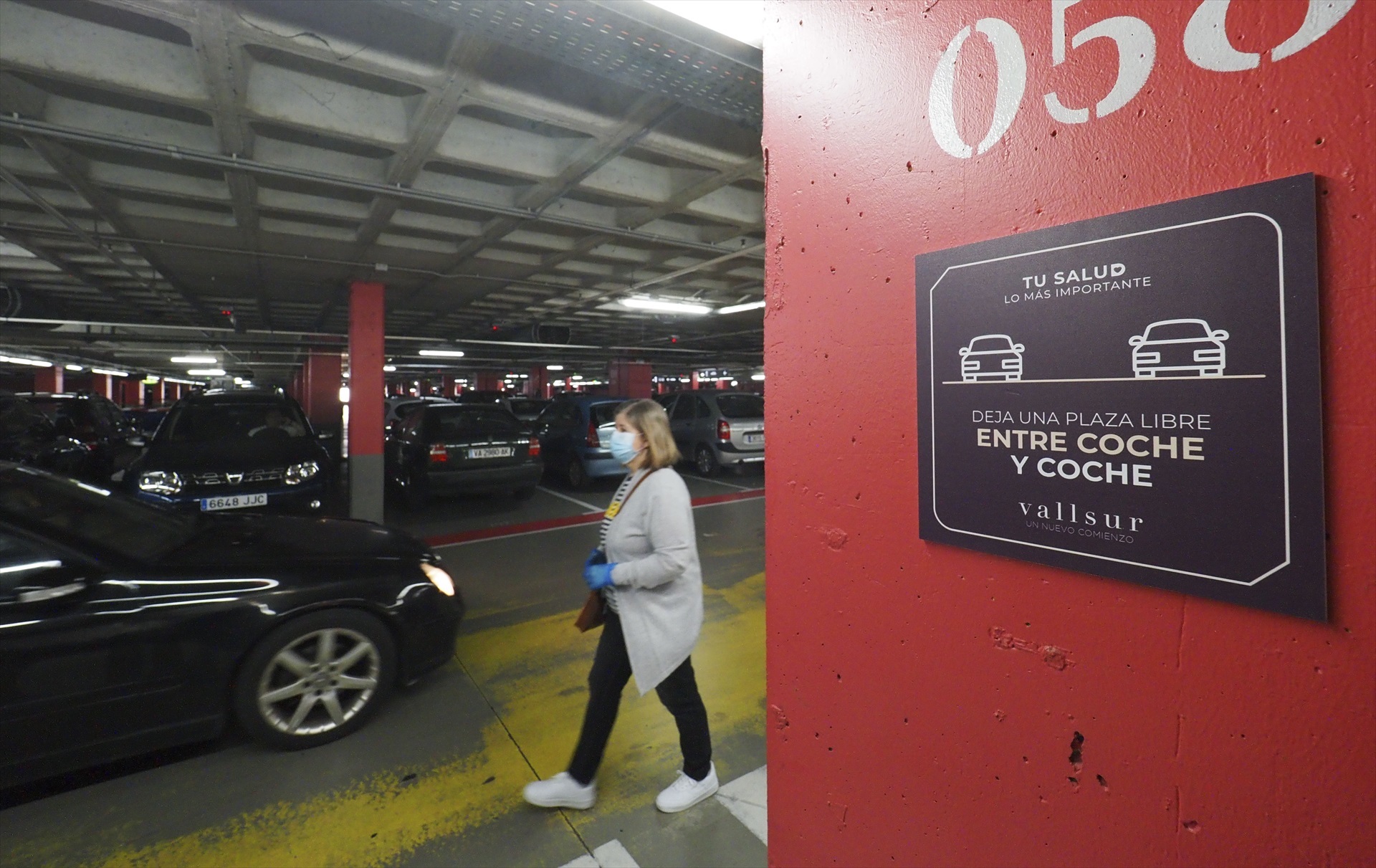 ¿Qué tengo que hacer si me dan un golpe o roban mi coche en un parking público?