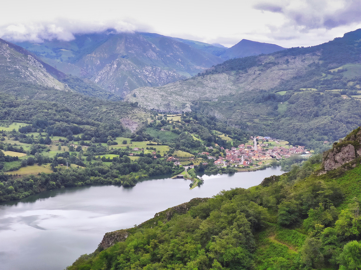 La bonita cascada de 20 metros de altura en Asturias a la que se llega ...
