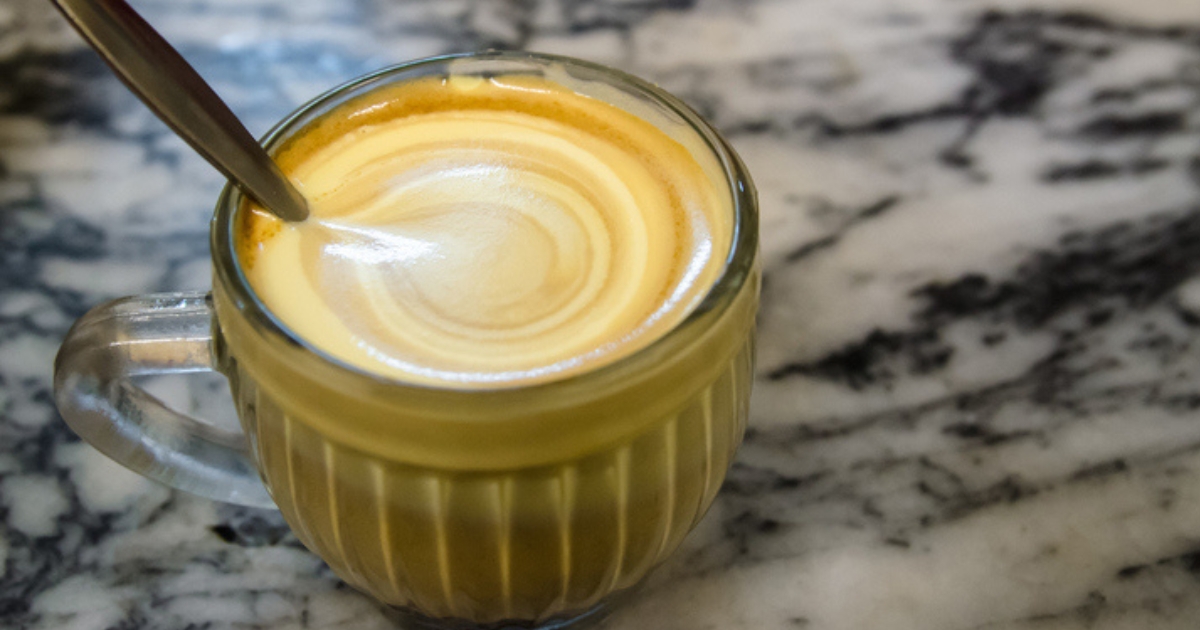 Qué es el 'egg coffee', el café extra cremoso elaborado con huevo
