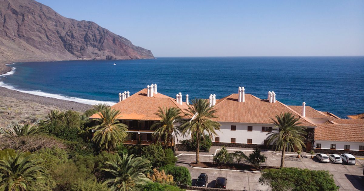 El Parador en una montaña volcánica a orillas del Atlántico, ideal para ...