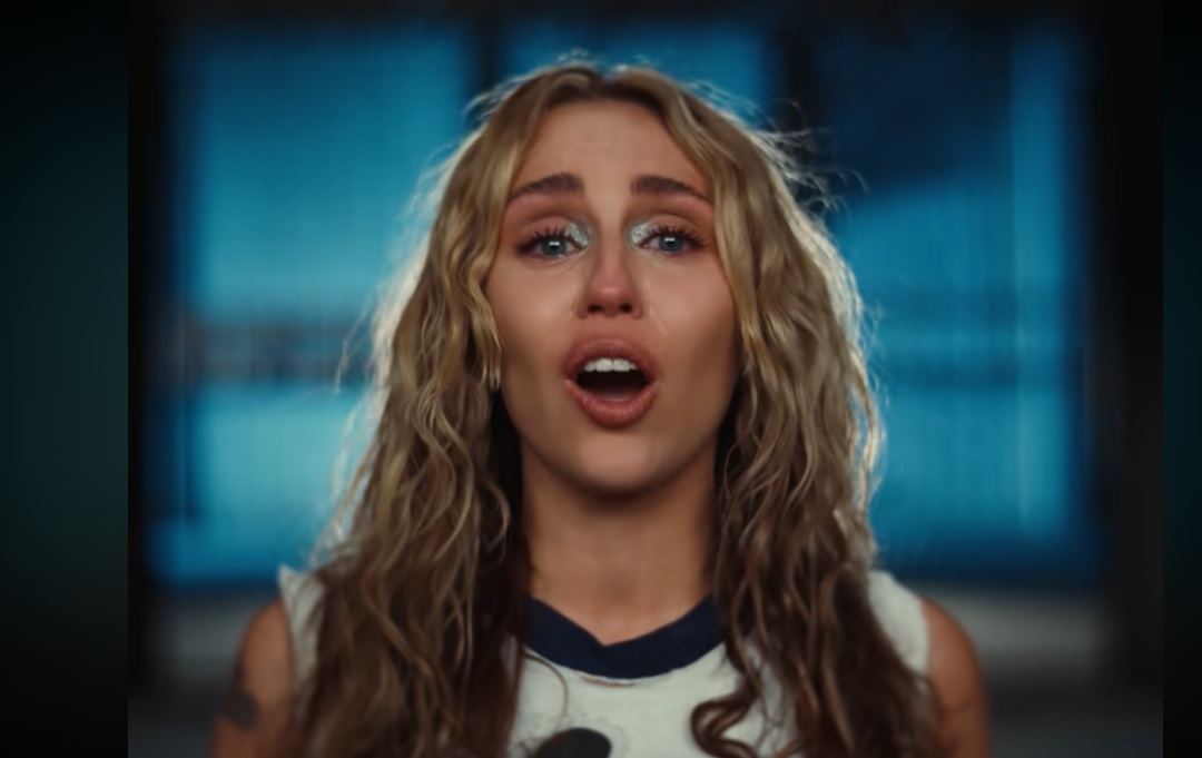 Miley Cyrus llora al recordar su pasado en su nueva canción, 'Used To ...