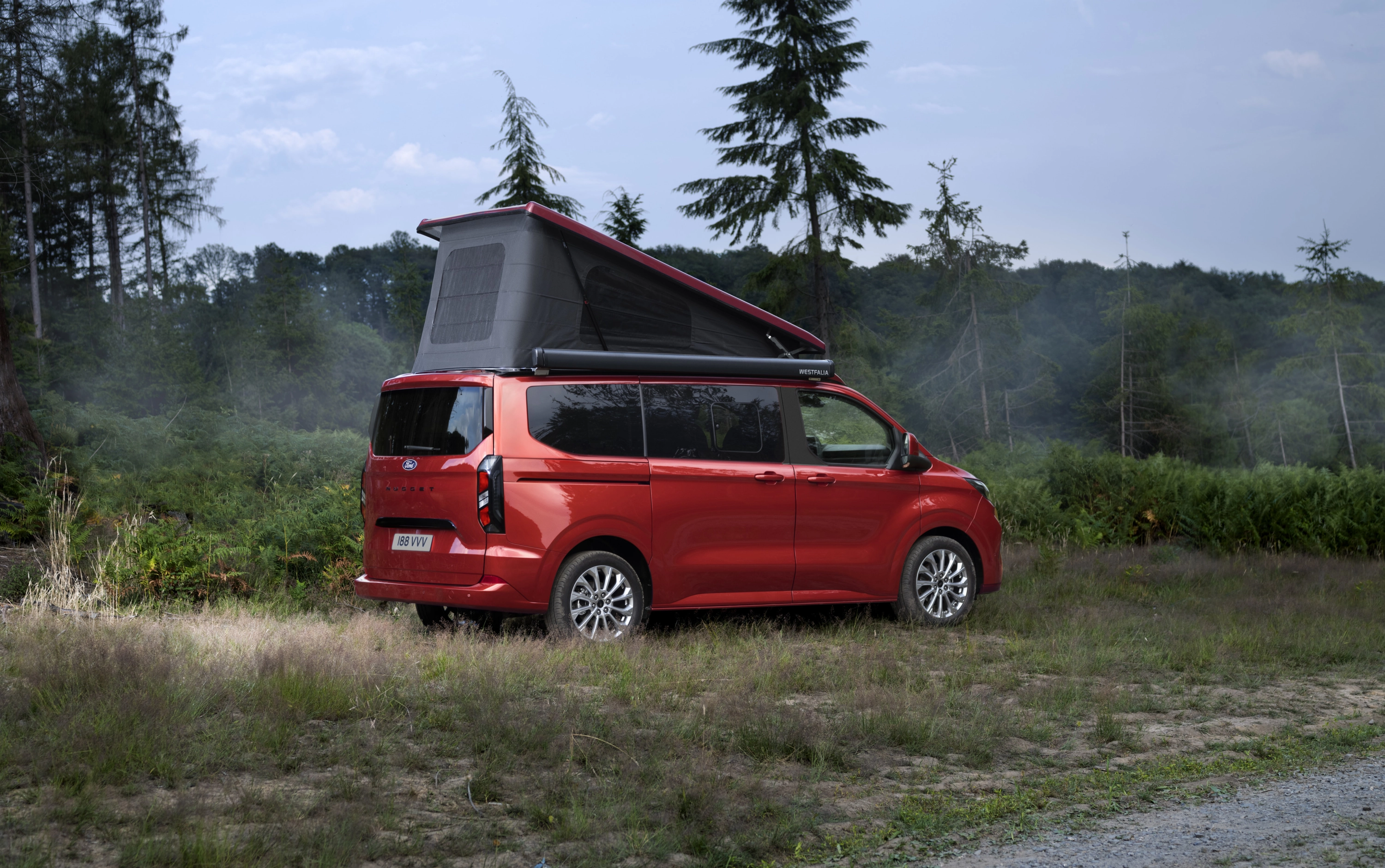 Nueva Ford Transit Custom Nugget: una camper con Wi-Fi, techo solar ...