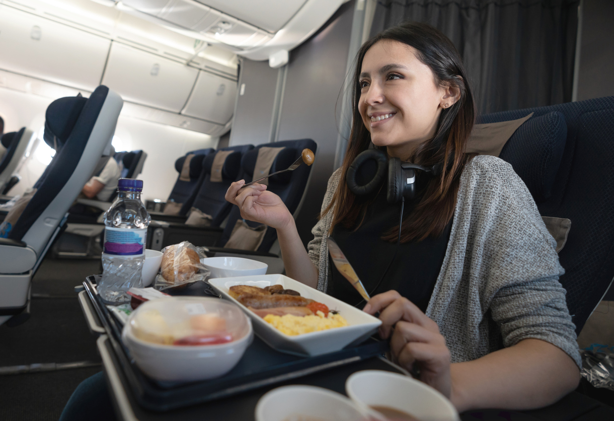 El curioso motivo por el que la comida del avión puede resultarte ...