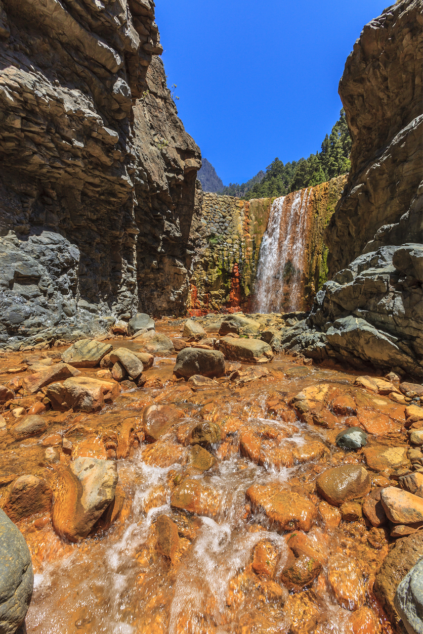 Descubre esta impactante cascada de colores en España a la que puedes ...