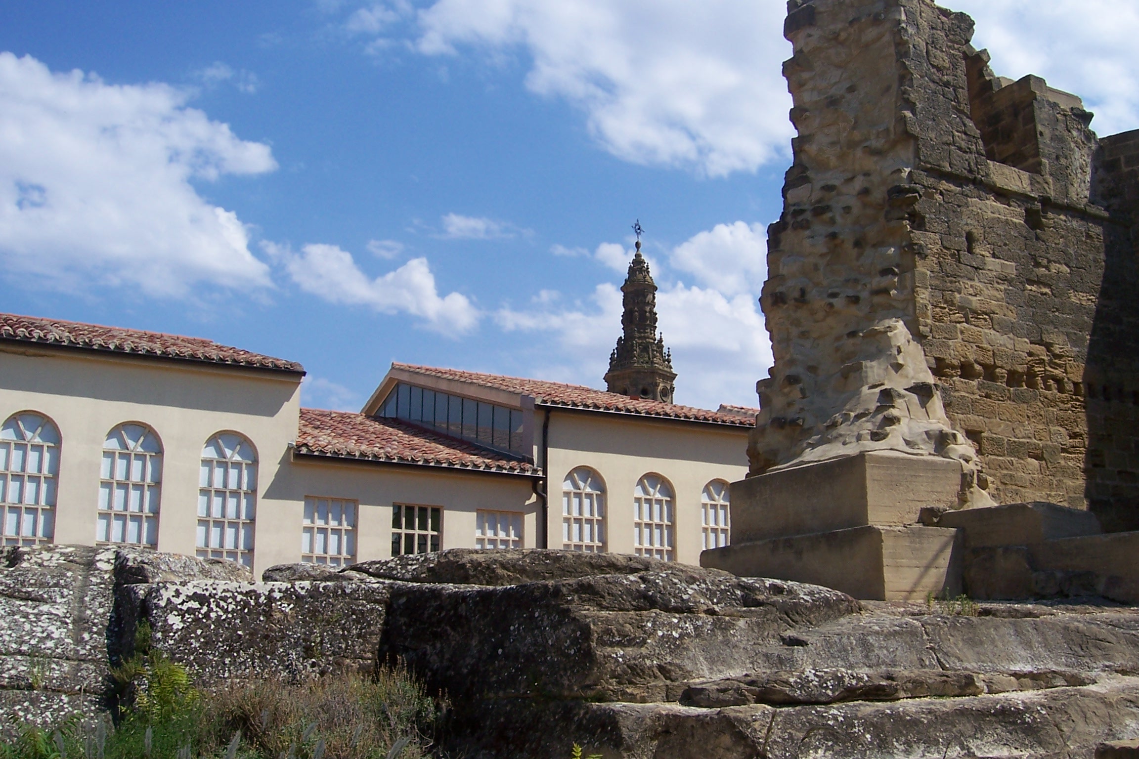 Uno de los pueblos más bonitos de España está en La Rioja: un castillo ...
