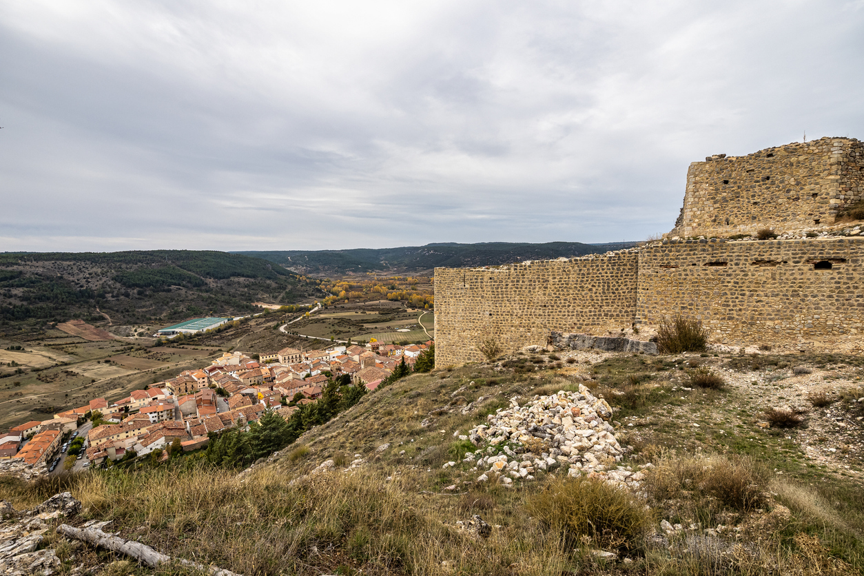 El pueblo de Cuenca con un castillo árabe, un mirador panorámico y una ...