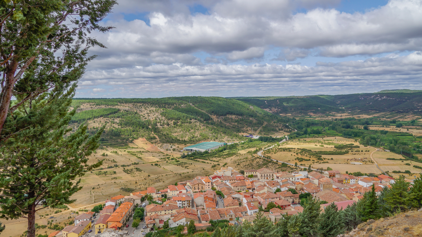 El pueblo de Cuenca con un castillo árabe, un mirador panorámico y una ...