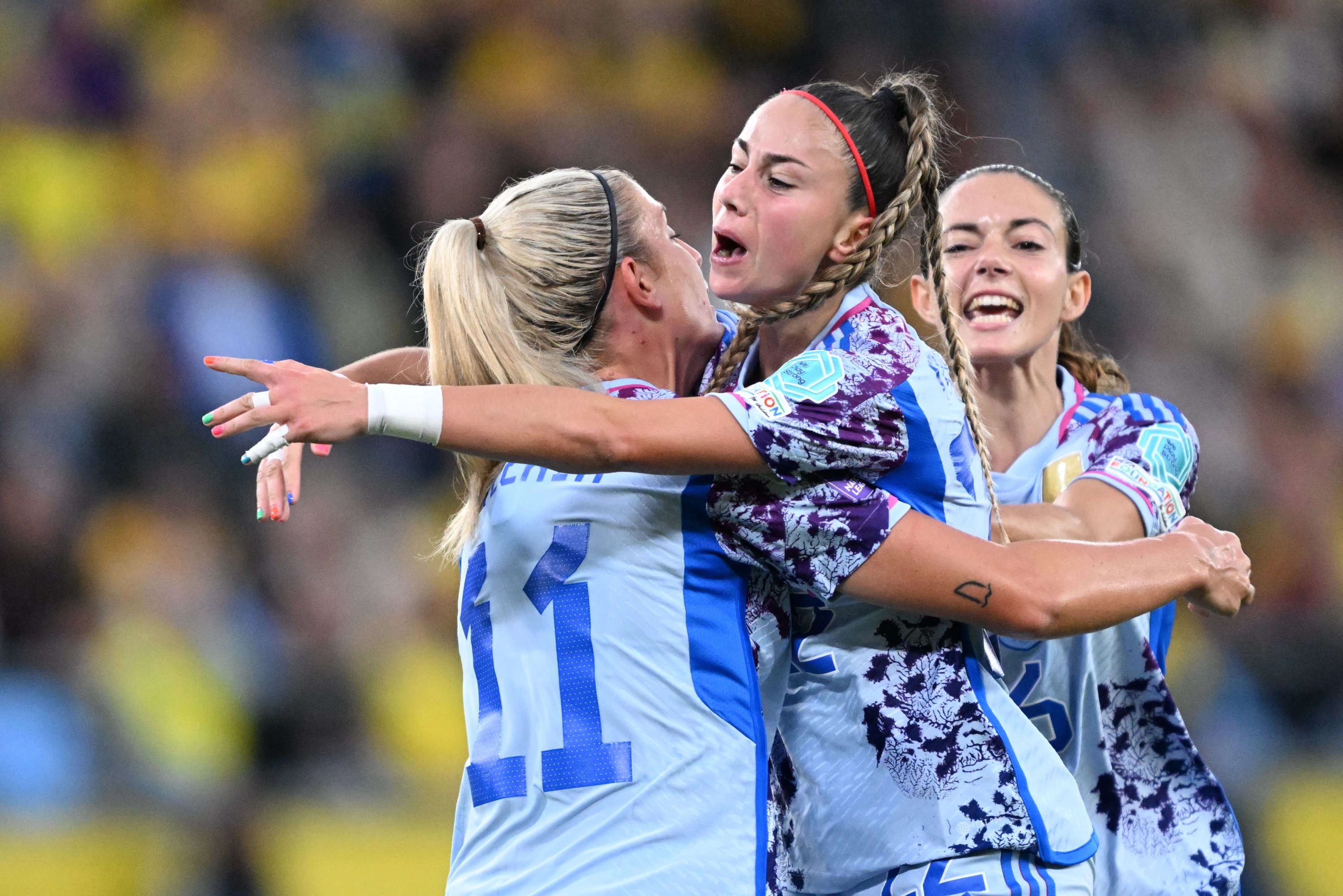 La simbólica celebración de las jugadoras con Athenea del Castillo en ...