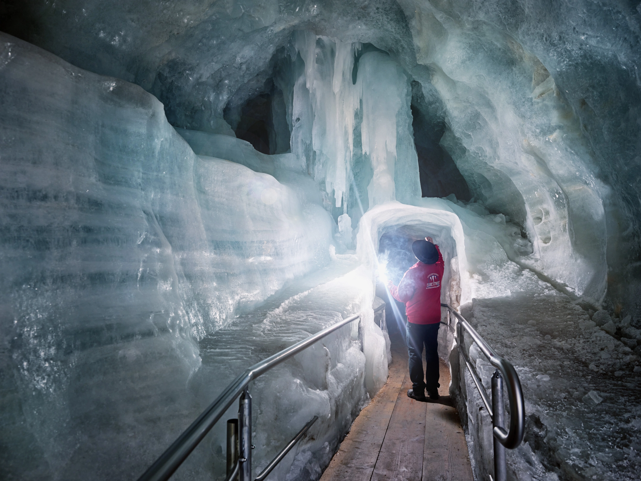 Así es la cueva de hielo más grande del mundo a la que se puede acceder ...