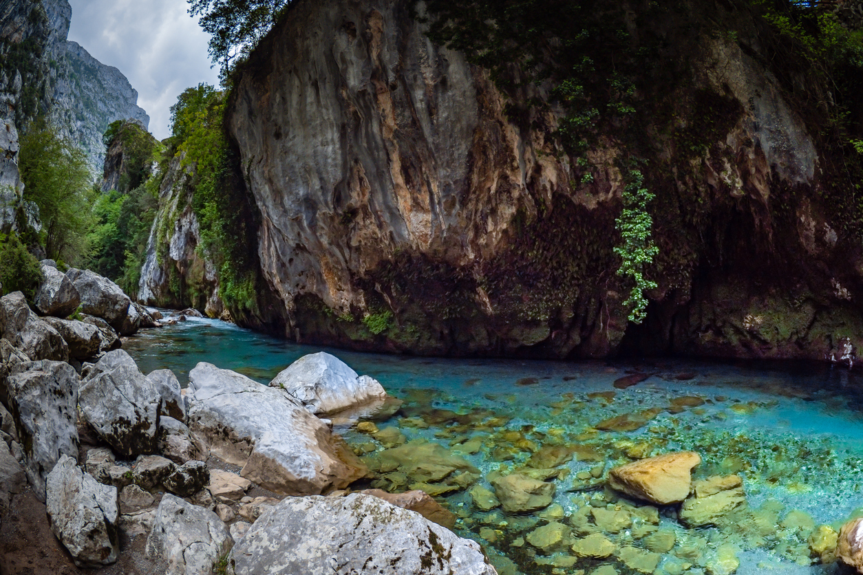 Uno de los rincones más mágicos de Asturias: un puente medieval sobre ...