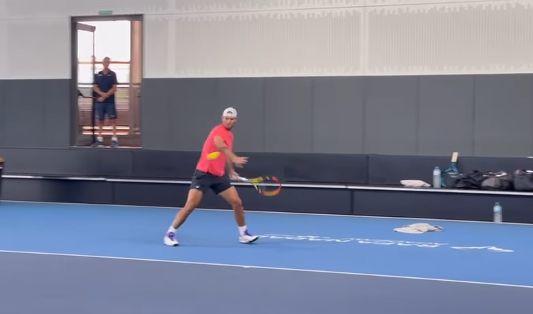 Rafa Nadal entrena a alta intensidad... ¡y sobre pista dura!