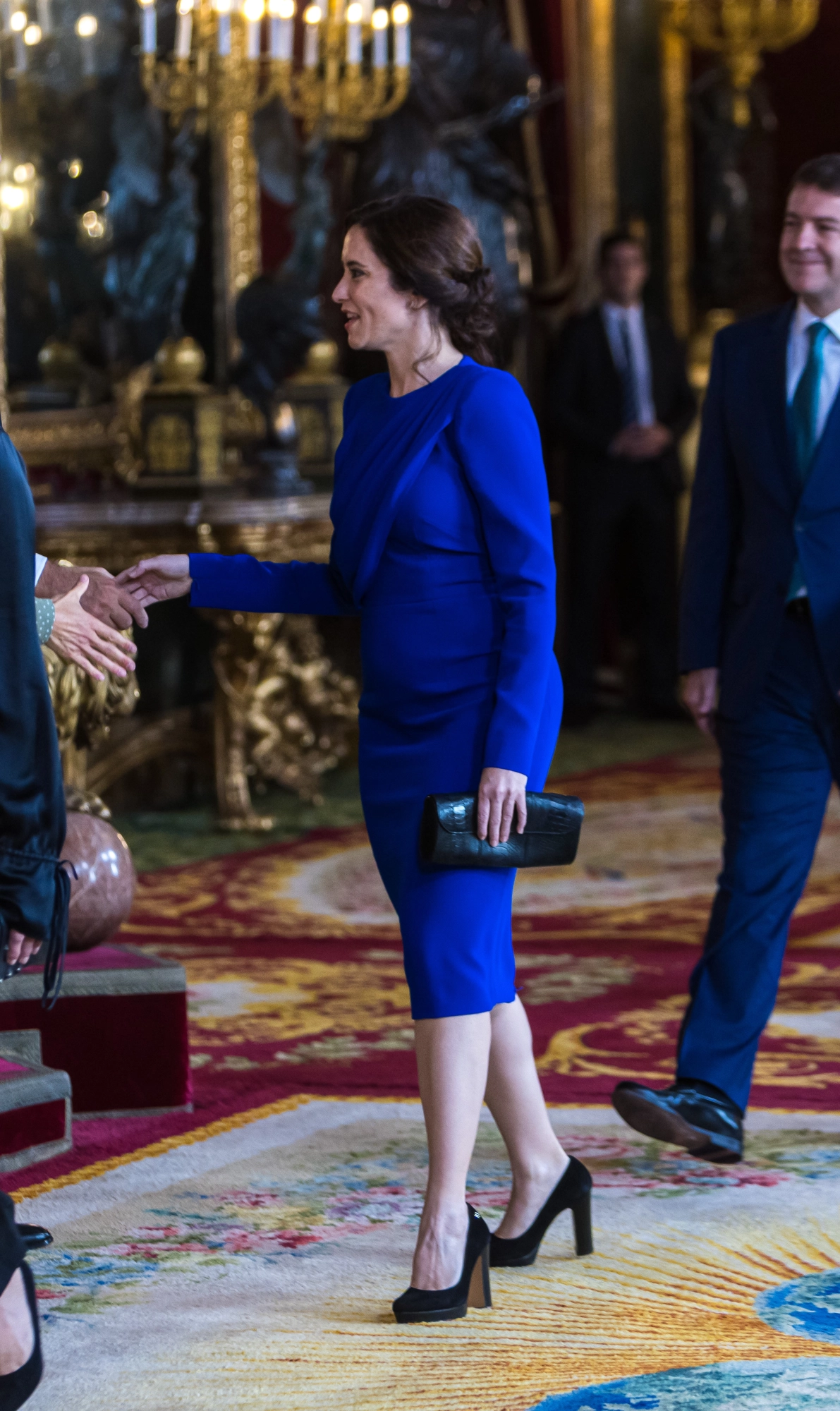 Isabel Díaz Ayuso elige el blanco y un look 'ultrafemenino' en el Día ...