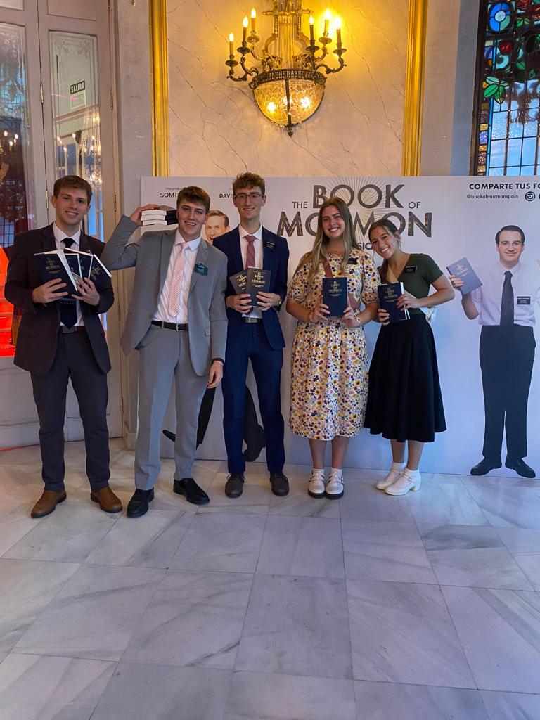 Unos mormones reales se plantan ante el teatro de 'The Book of Mormon ...