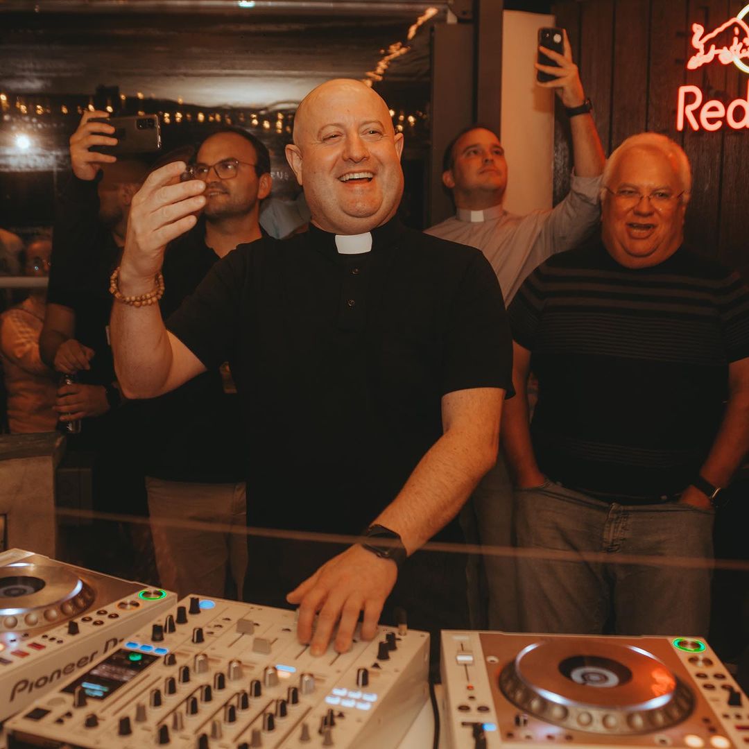 Padre Guilherme, el cura DJ que triunfa pinchando música tecno y religiosa