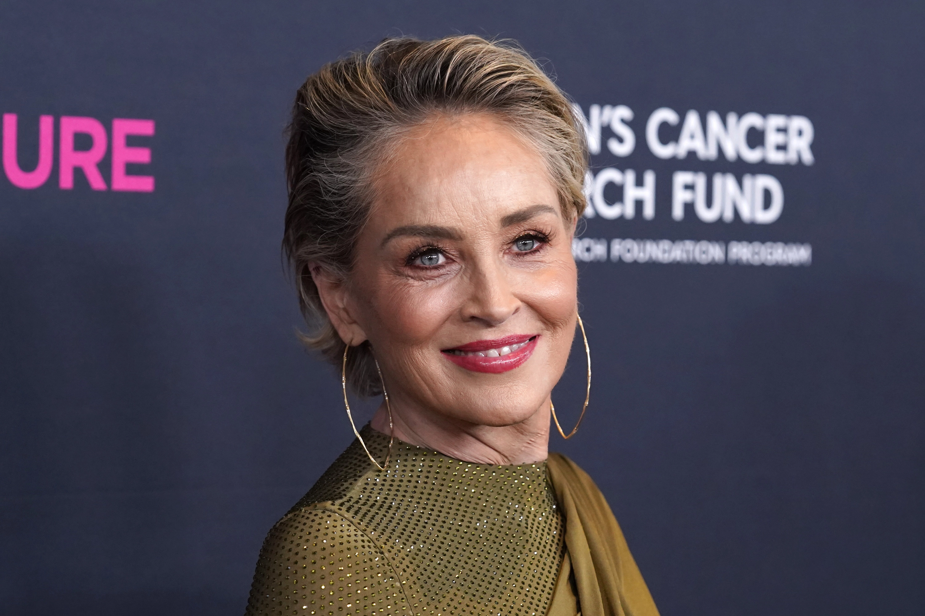 Sharon Stone recrea a sus 66 años su famoso cruce de piernas de ...