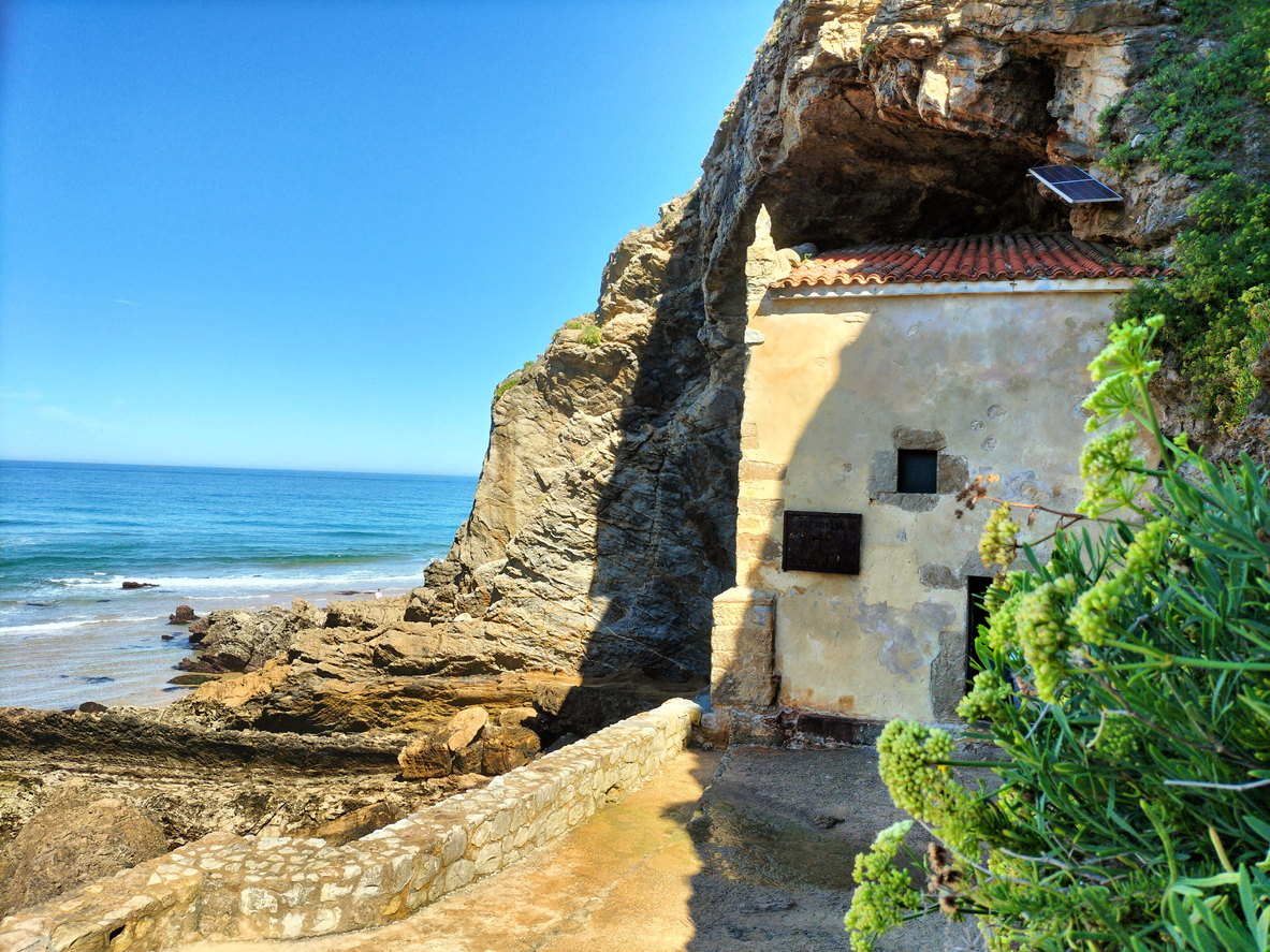 La sorprendente ermita de Cantabria construida en una cueva a orillas ...