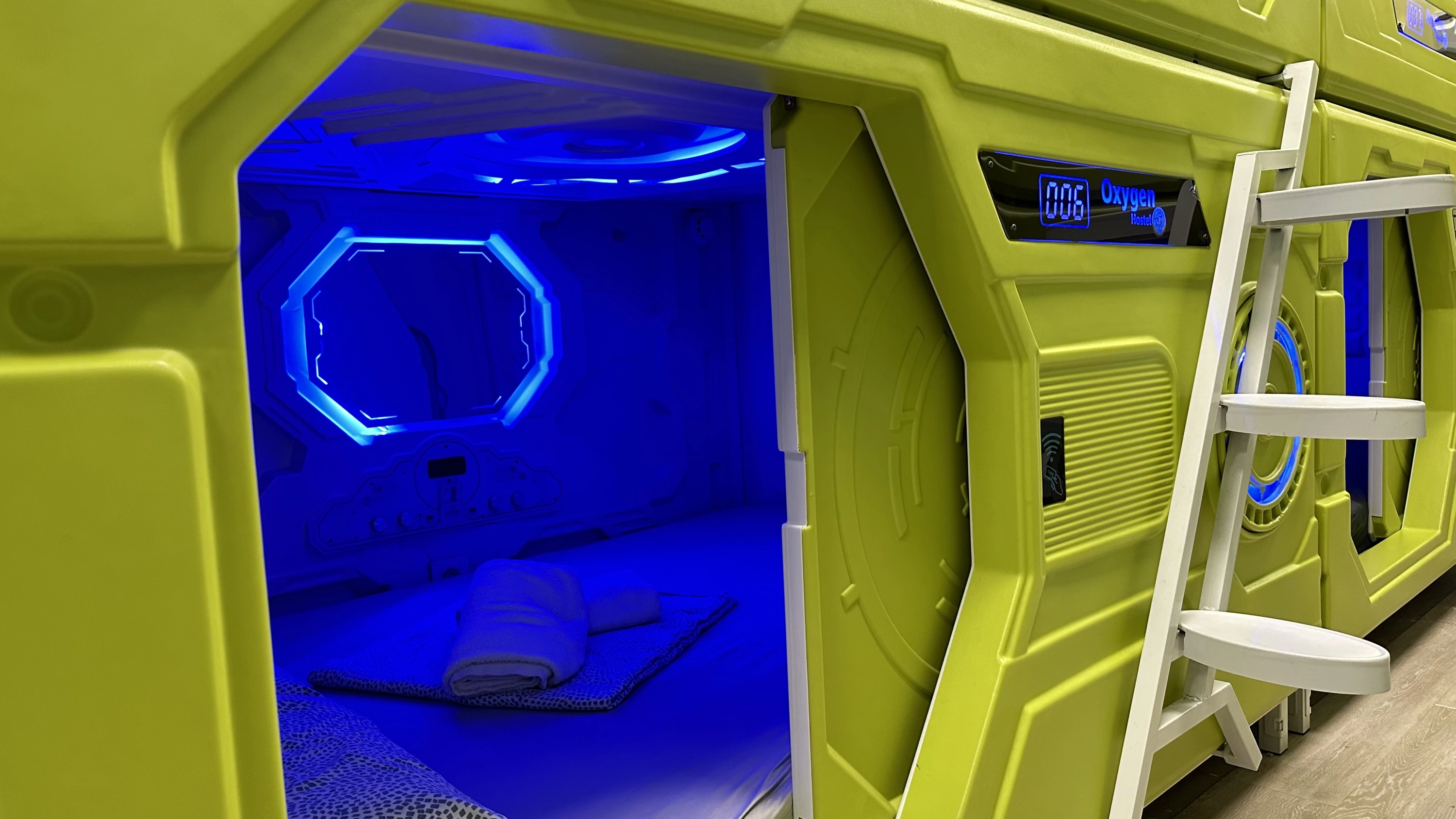 Así es el primer hotel cápsula que abrió en Madrid: un impactante ...