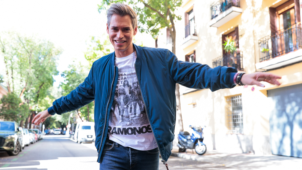 Así enseña Carlos Baute cómo bailar merengue a su hijo mayor, José ...