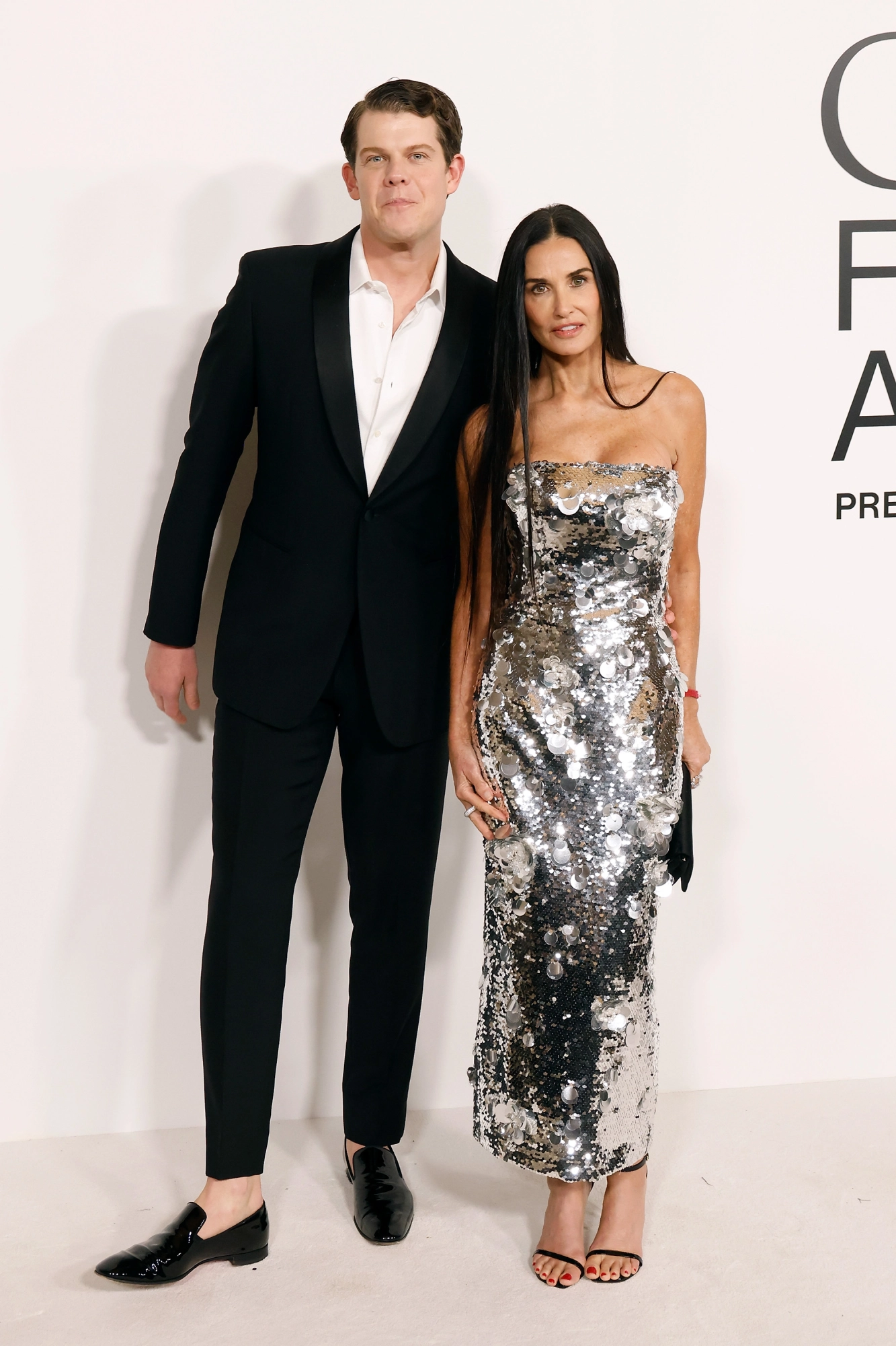 Demi Moore impacta, a sus 60 años, con un vestido hecho con miles de ...