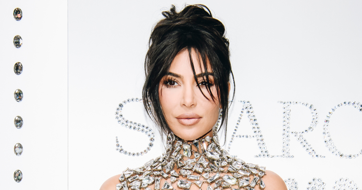 Kim Kardashian impacta con un top semitransparente hecho solo con cristales de Swarovski que ...