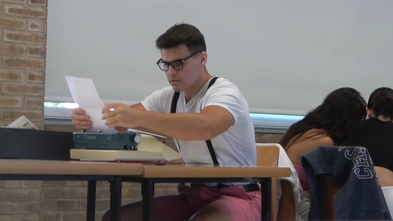 La divertida cámara oculta de un 'youtuber' cogiendo apuntes en la ...