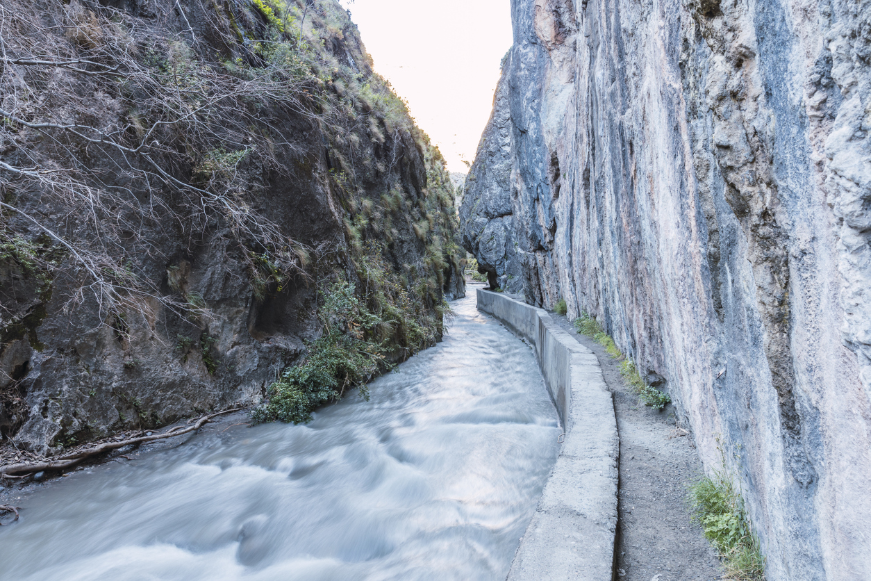 La espectacular Ruta de los Cahorros en Granada: puentes colgantes ...