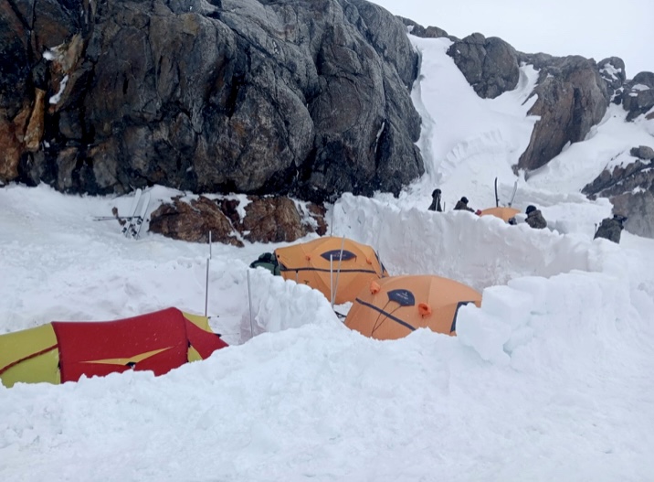 El Grupo Militar de Alta Montaña resiste en el campamento a la ...