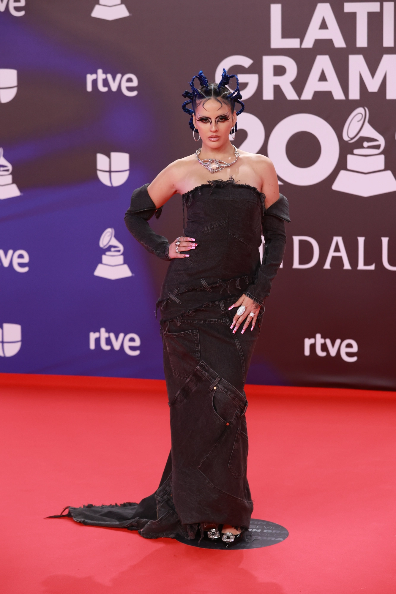 De Lola Índigo a Nieves Álvarez: los looks más locos vistos en la alfombra roja de los Grammy ...