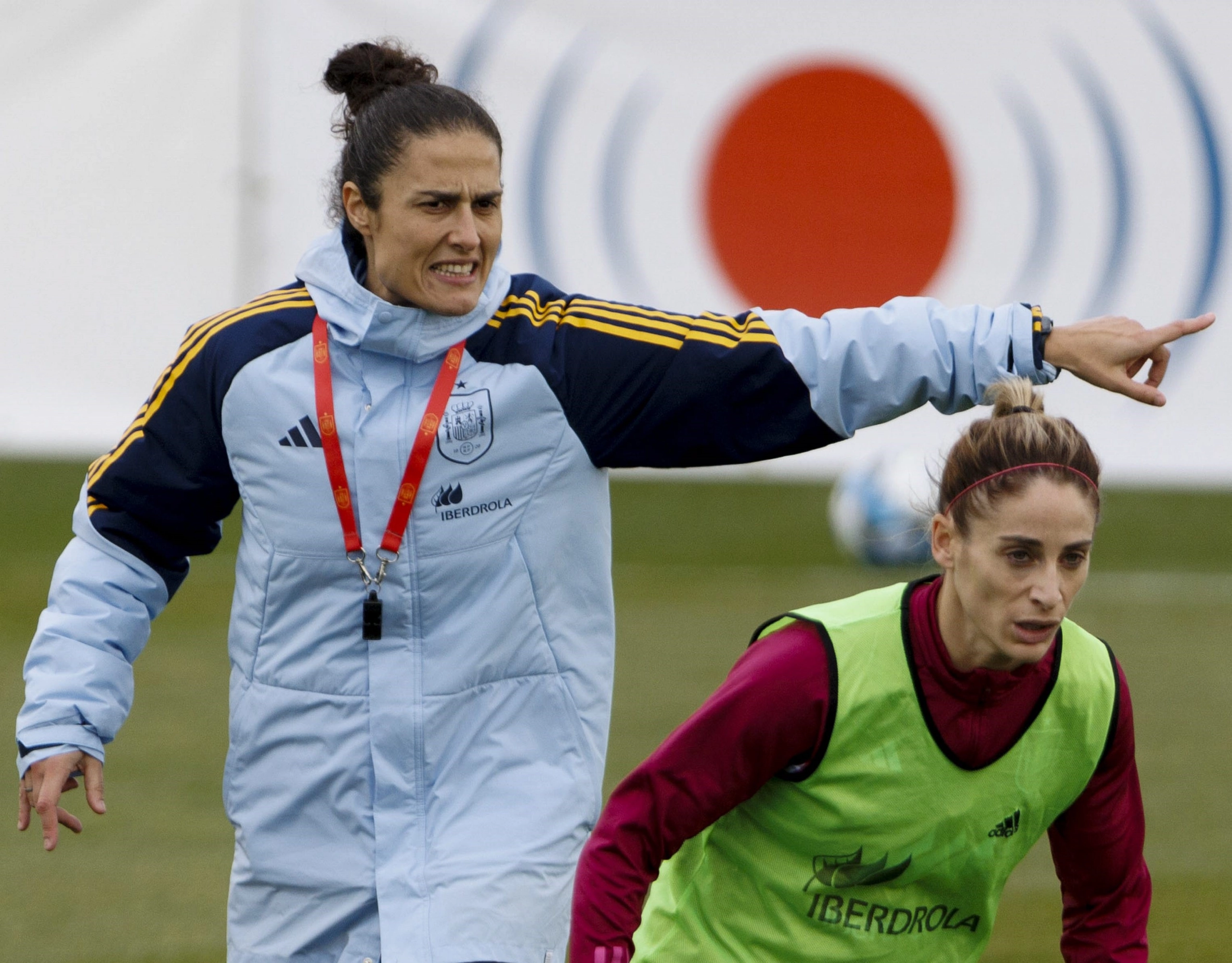 Esther González le da un toque a Aitana Bonmatí y señala a Montse Tomé ...