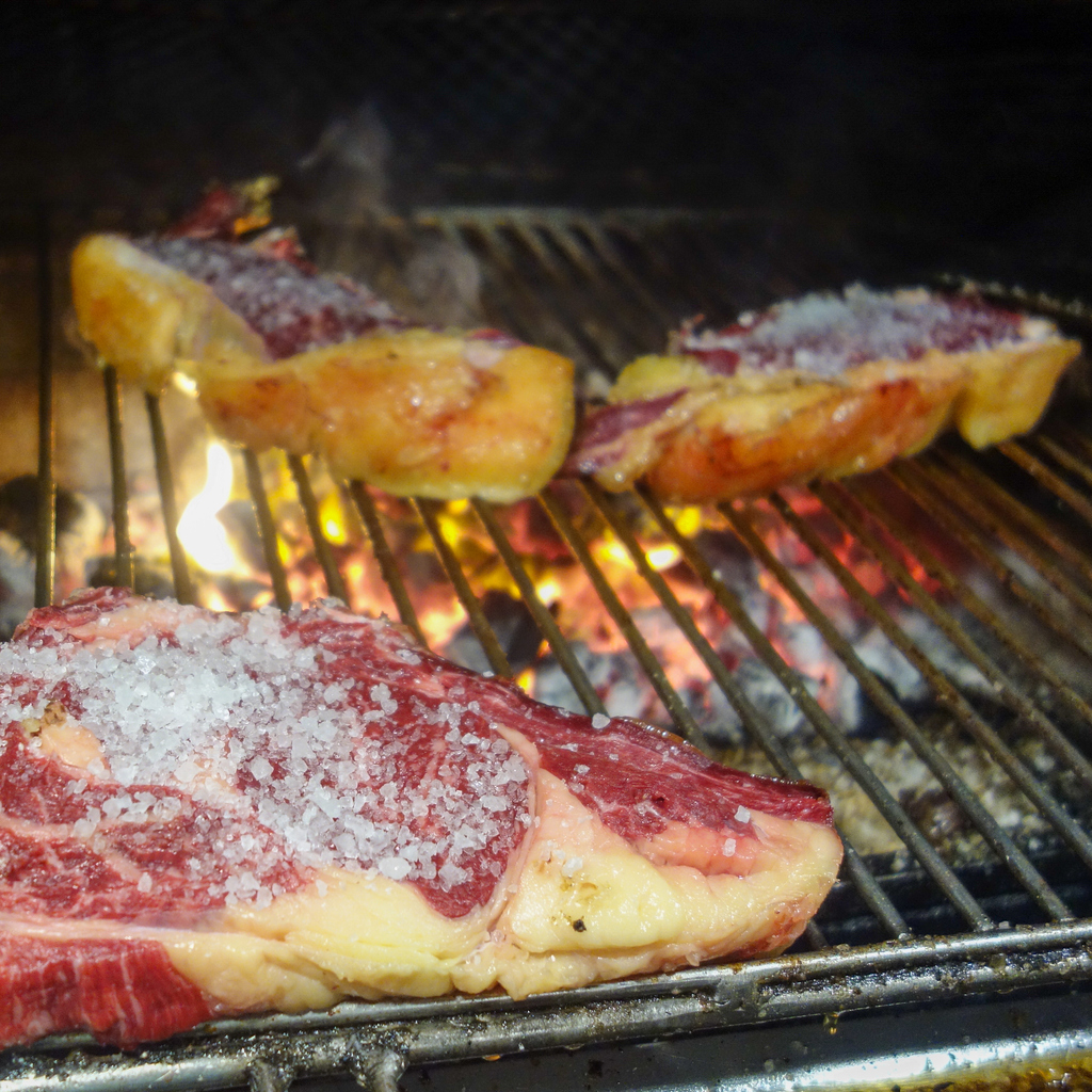 Sabores ahumados y a la parrilla: el restaurante de España en el que se ...
