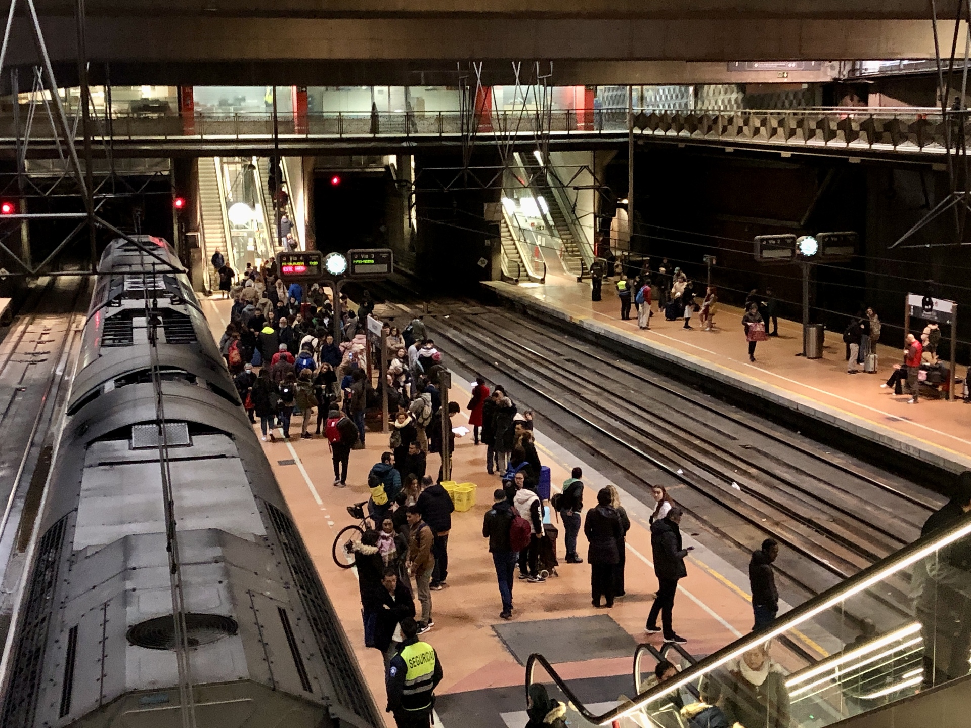 "He cambiado ya hasta tres veces de tren": el caos vuelve al Cercanías de Madrid a pesar de que ...