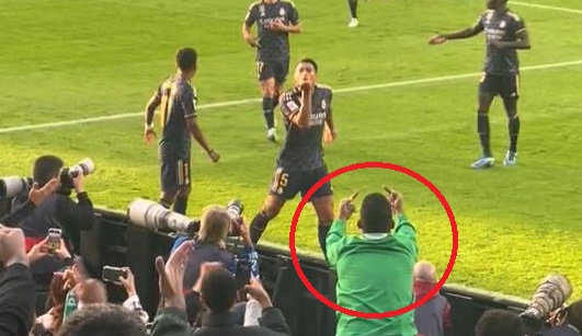 El beso de Bellingham a la afición del Betis y su explicación