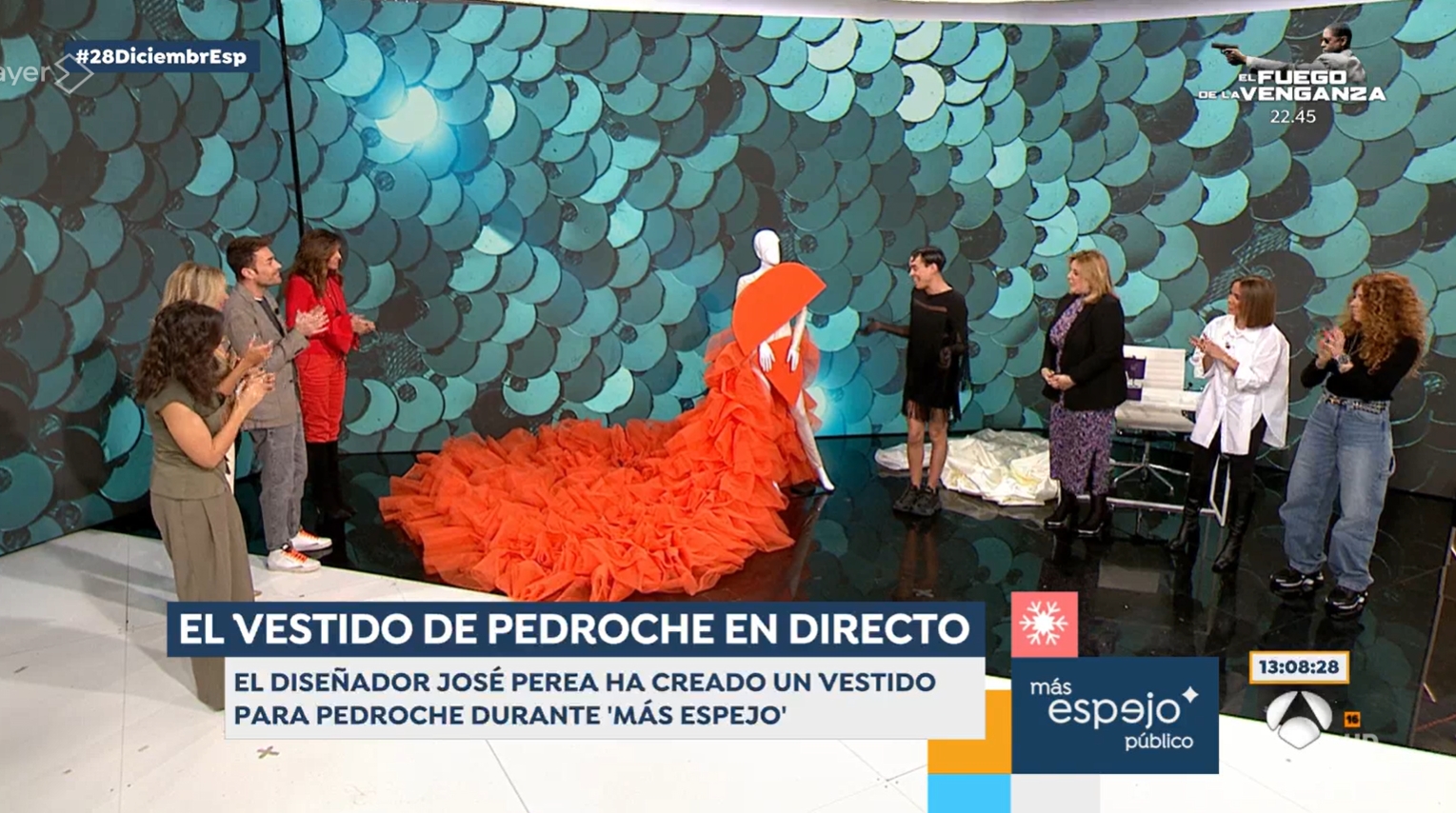 El diseñador José Perea crea, durante 'Espejo Público', una propuesta ...