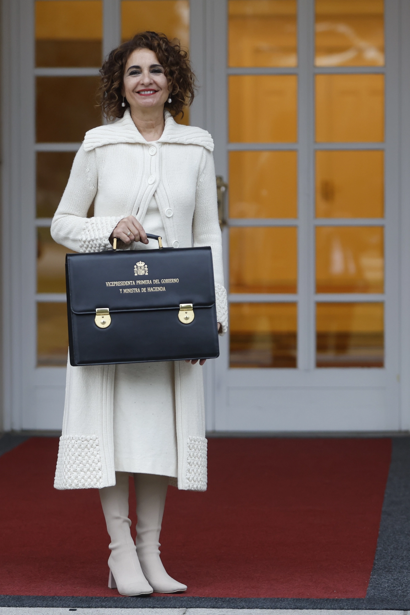 María Jesús Montero se atreve con la 'bota-calcetín' más fashion para ...