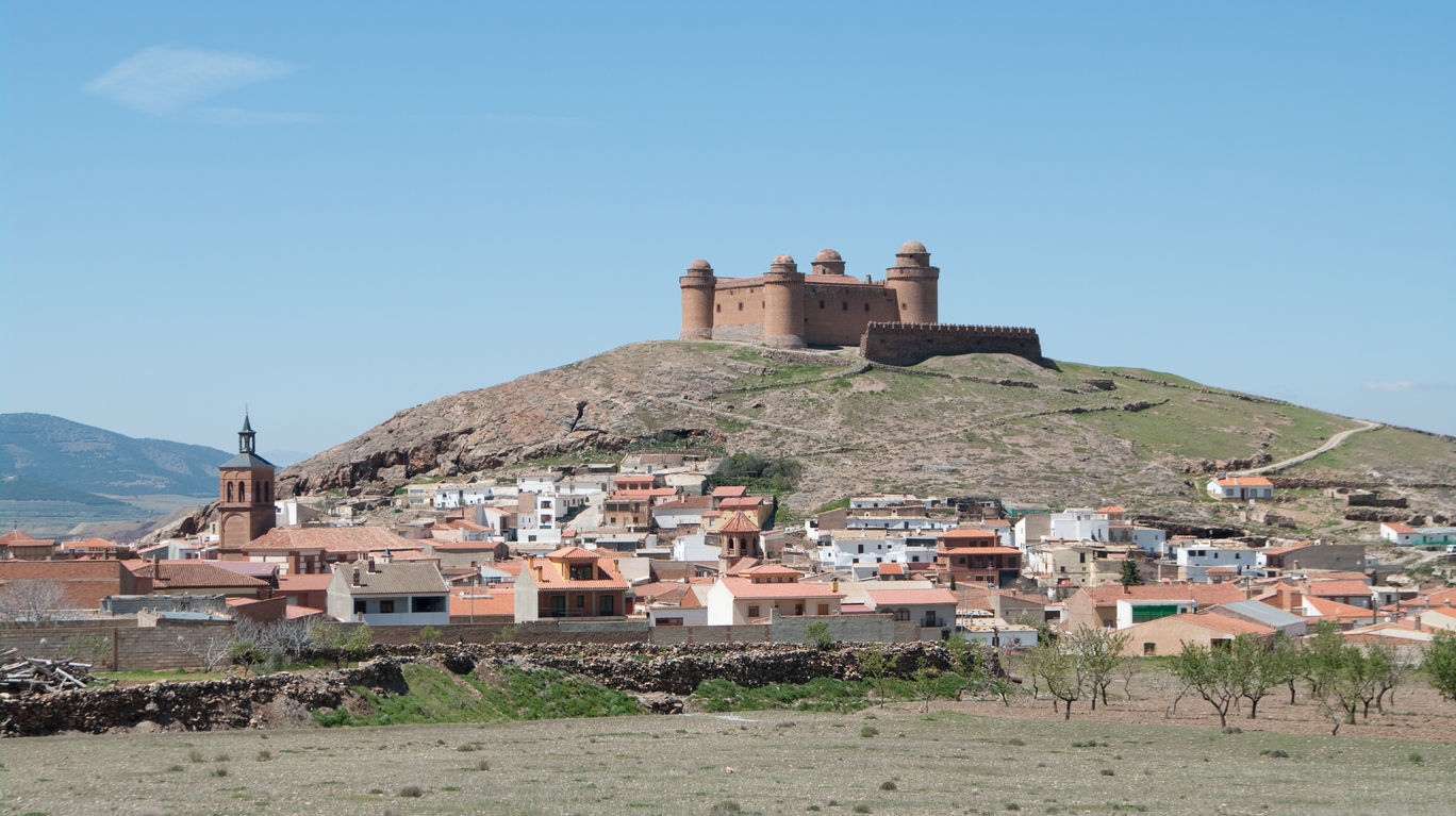 El precioso castillo-palacio renacentista en lo alto de una colina a ...