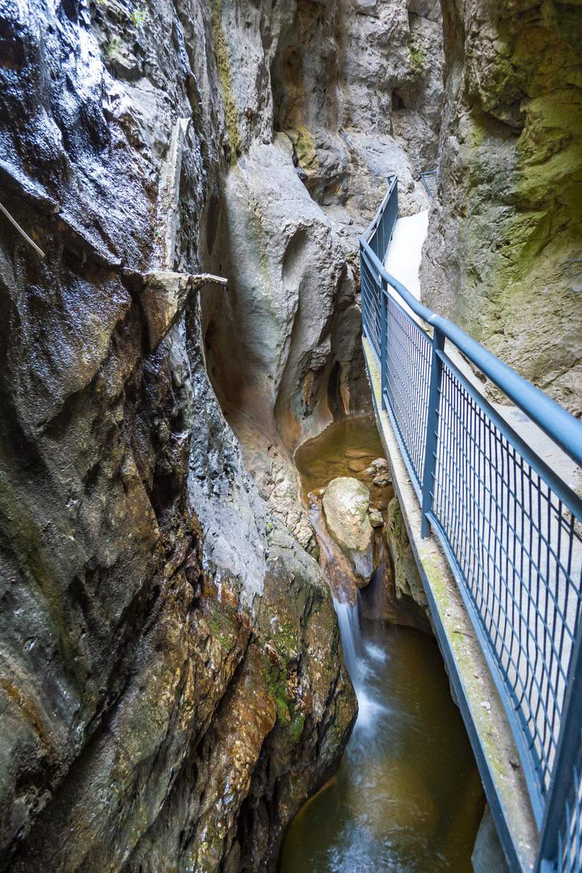 La ruta por puentes y pasarelas ancladas a la pared de uno de los ...