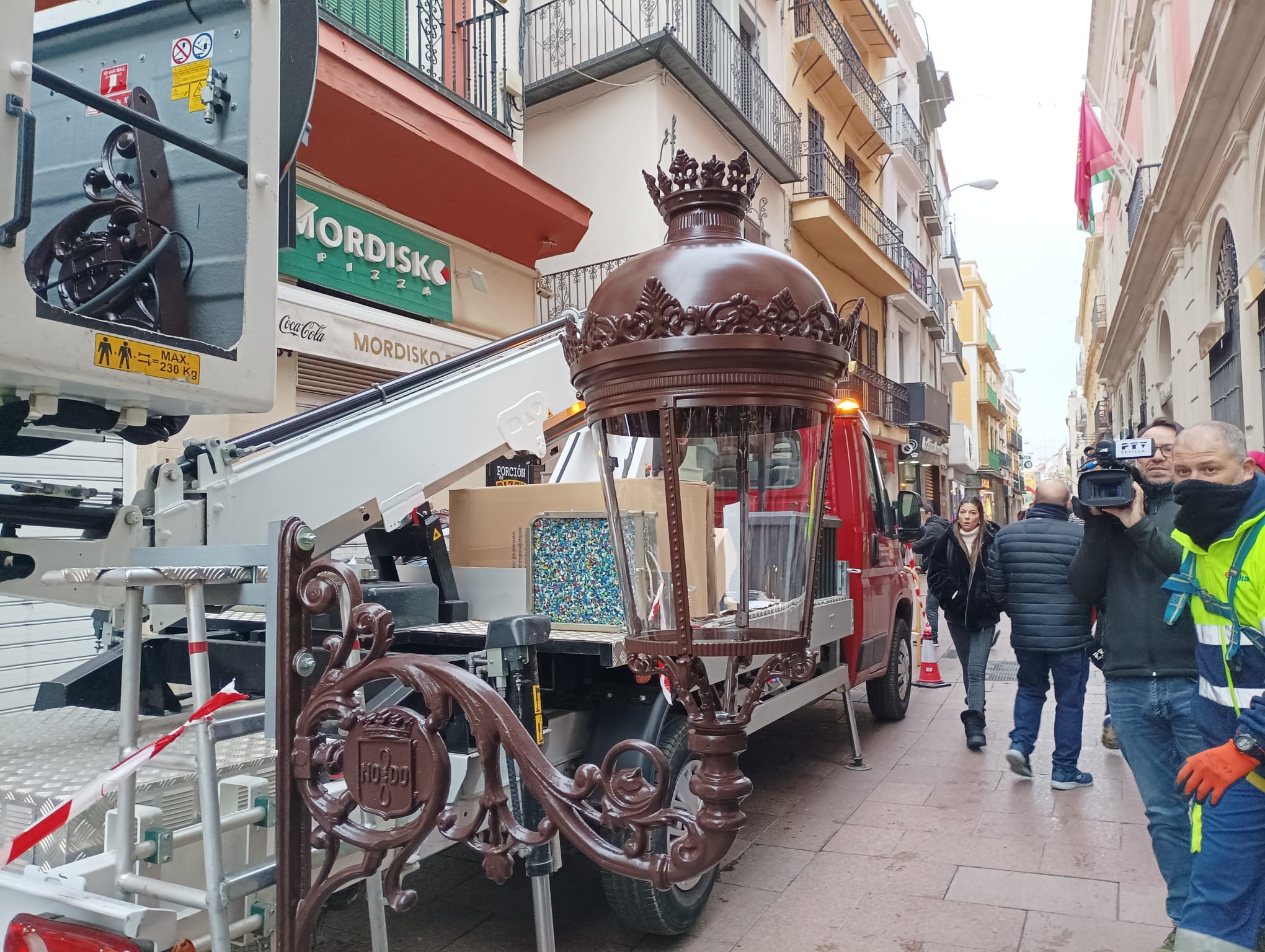 Sevilla sustituye las "farolas de carretera" del casco histórico por ...