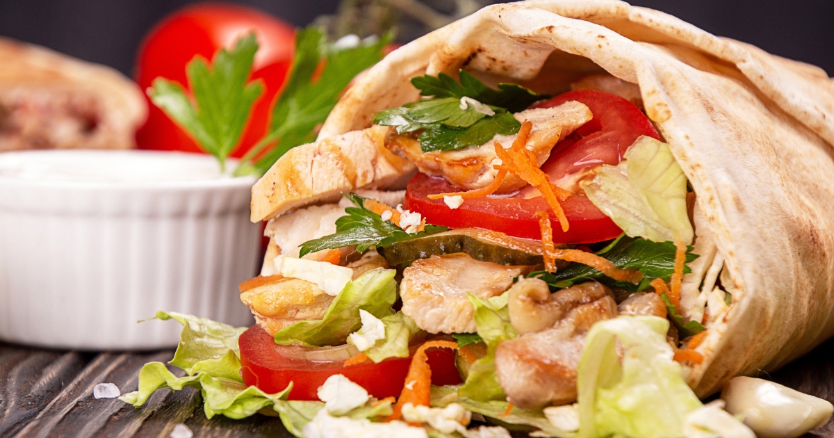 Tazones de pollo shawarma y cilantro, un plato fácil y con mucho sabor