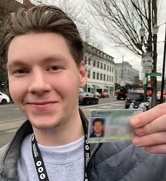 Un joven descubre que ha sido declarado muerto y que su familia tiene ...