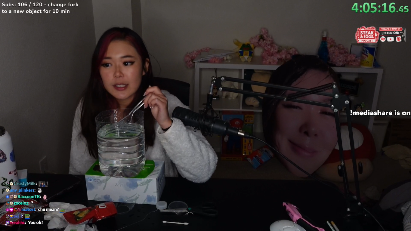 Una 'streamer' pasa siete horas en directo bebiendo agua con un tenedor