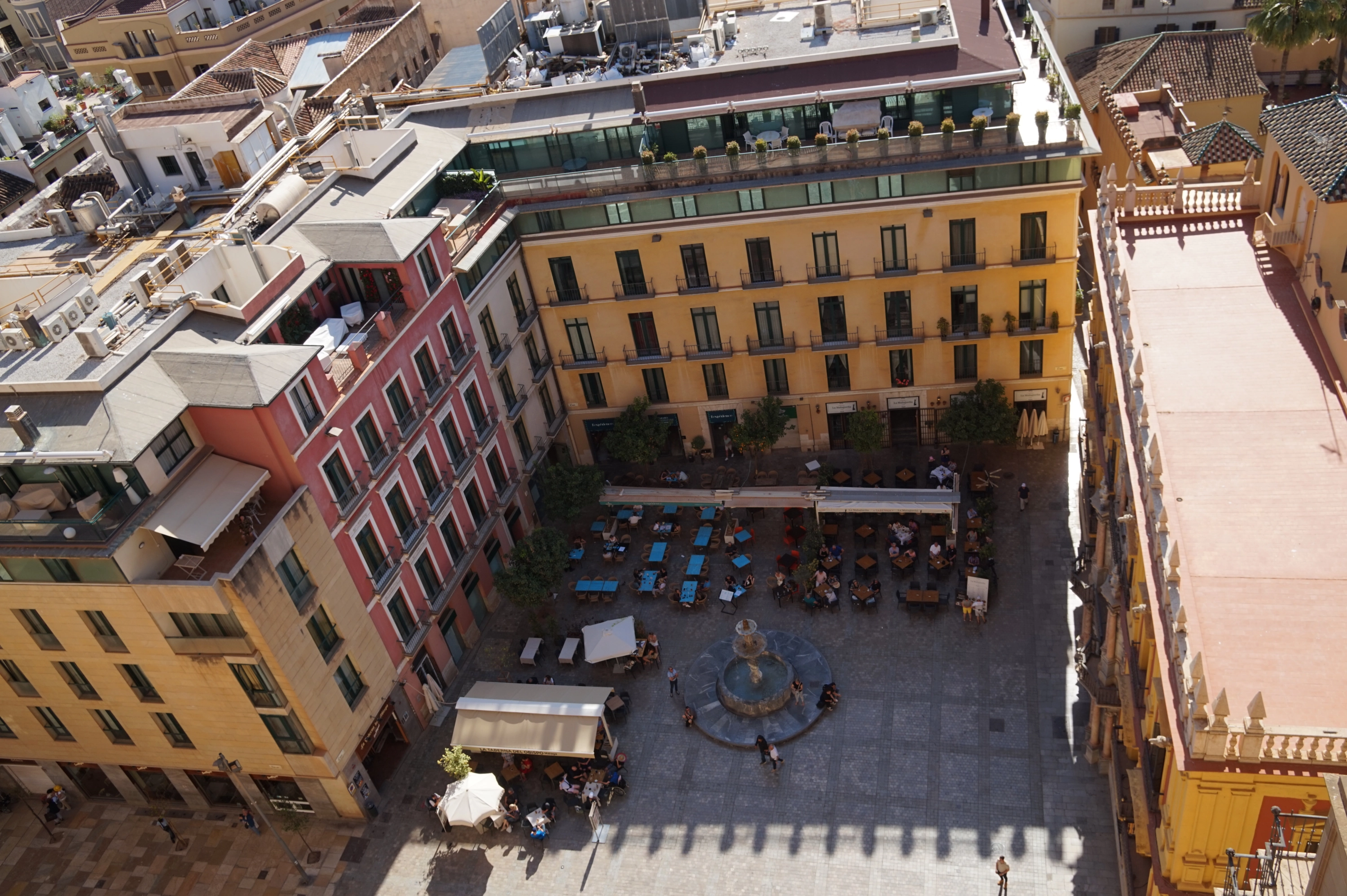 Esta es una de las plazas más bonitas de Málaga: rodeada por fachadas ...