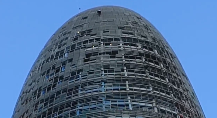 La Torre Glòries de Barcelona vuelve a ser escalada: un hombre llega hasta lo más alto del edificio