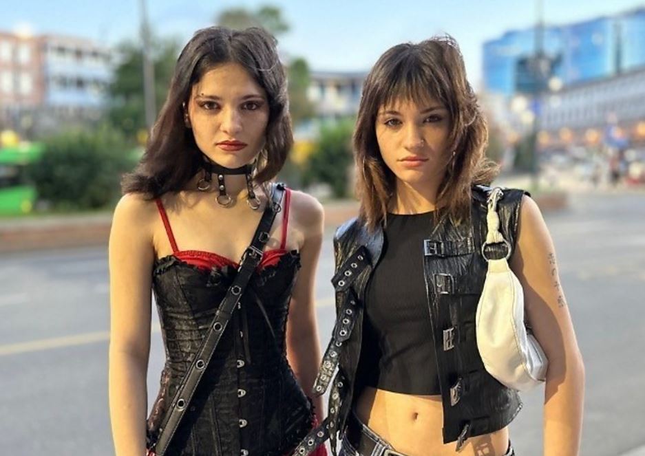 Encuentra a su hermana gemela 20 años después de ser separadas gracias a un vídeo en TikTok