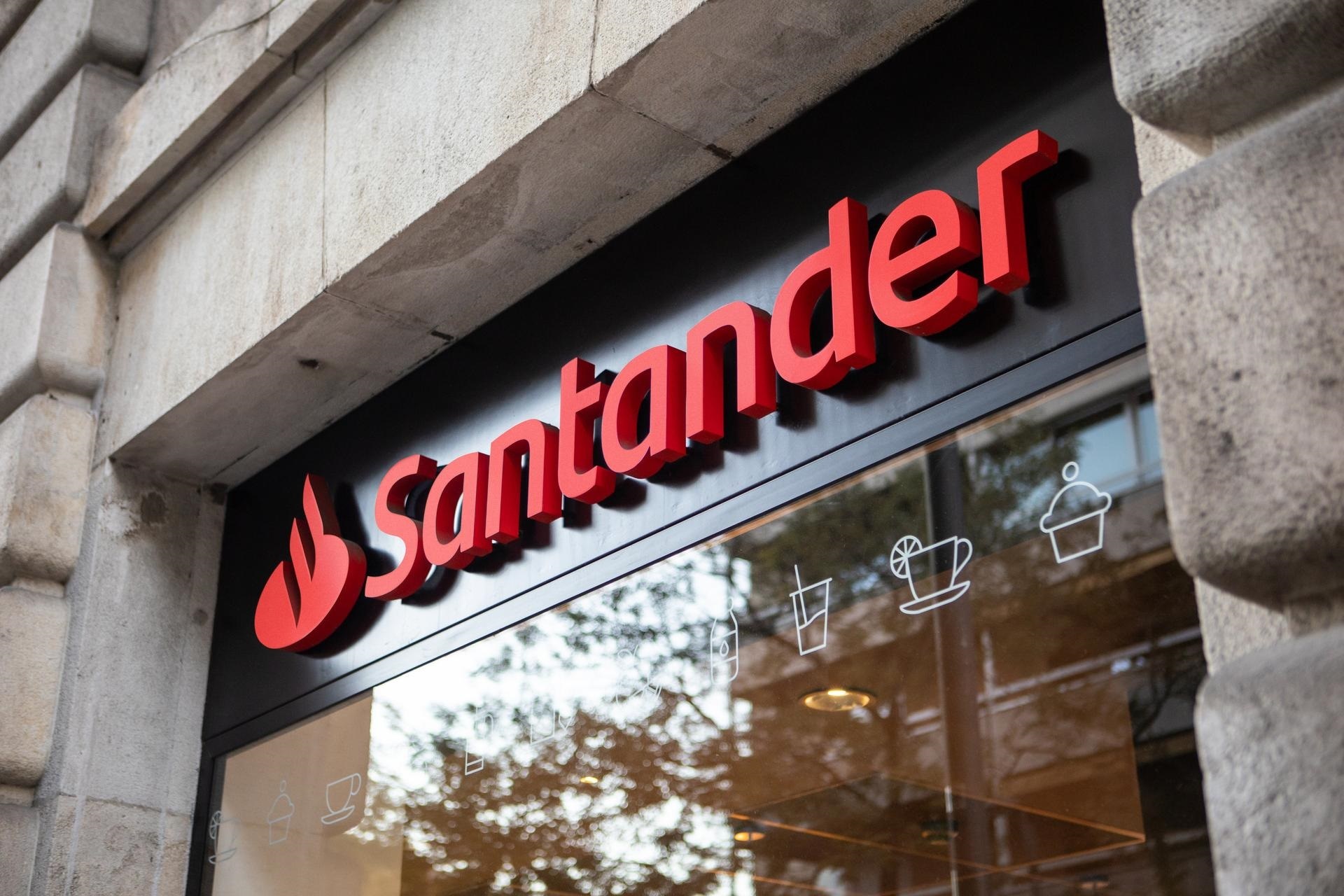 Las condiciones del Santander a sus clientes para lograr un iPhone 16